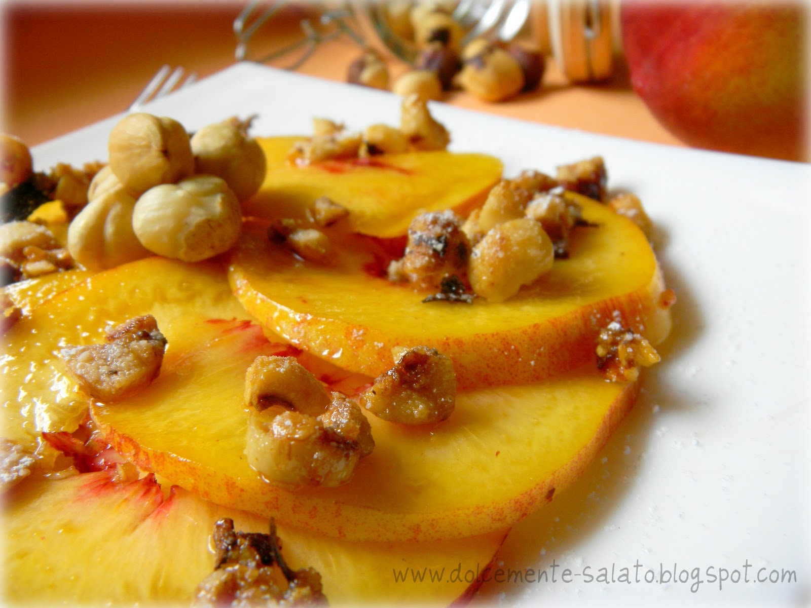 DOLCEmente SALATO: Carpaccio di pesche con nocciole caramellate