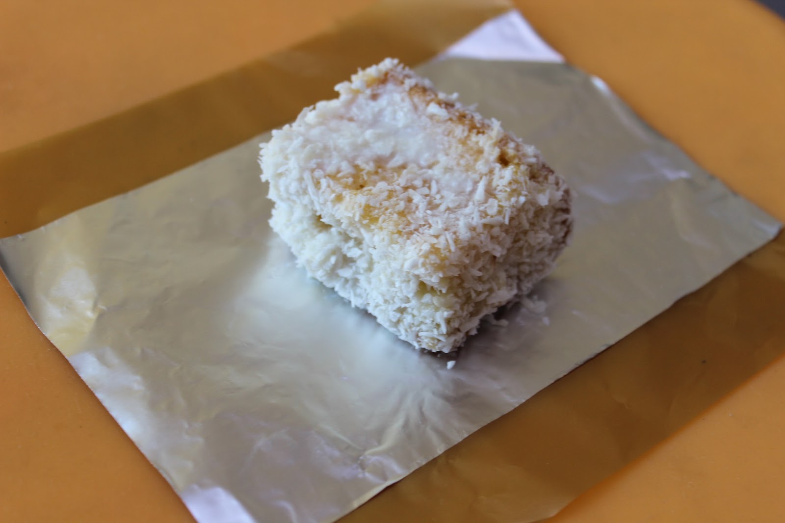 COZINHA DA MONICA: Bolo gelado de coco embrulhado.