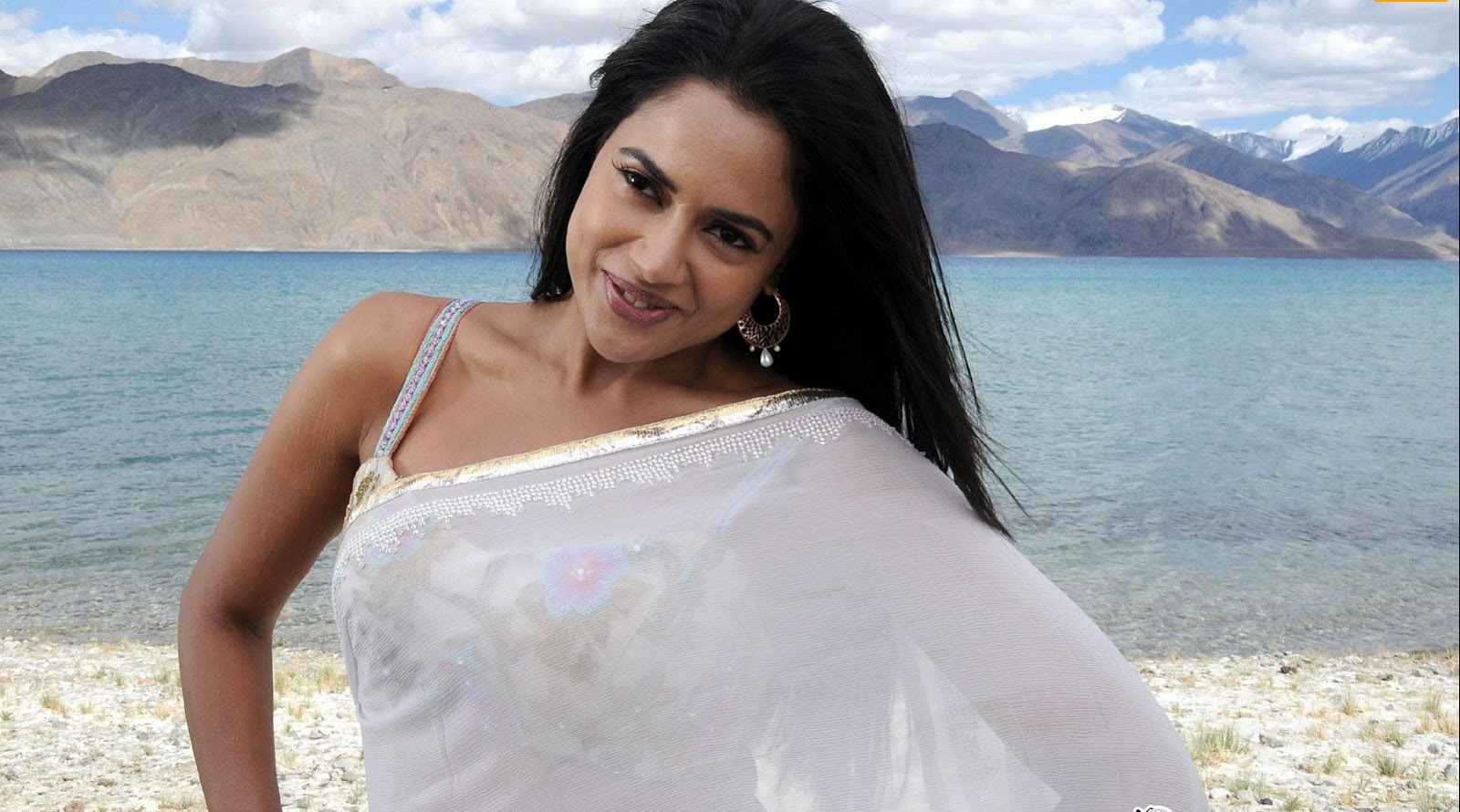 ACTRESS WALLPAPERS: Sameera Reddy Hot White Saree Pictures