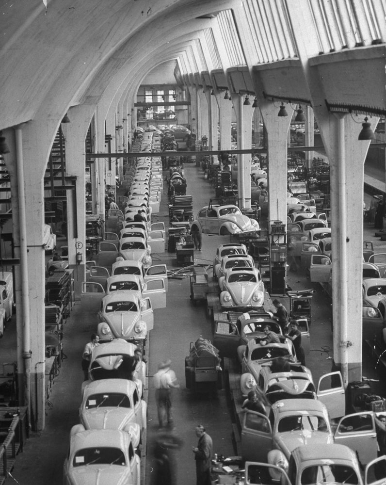 23 Amazing Black and White Photographs Captured Volkswagen's Main Plant ...