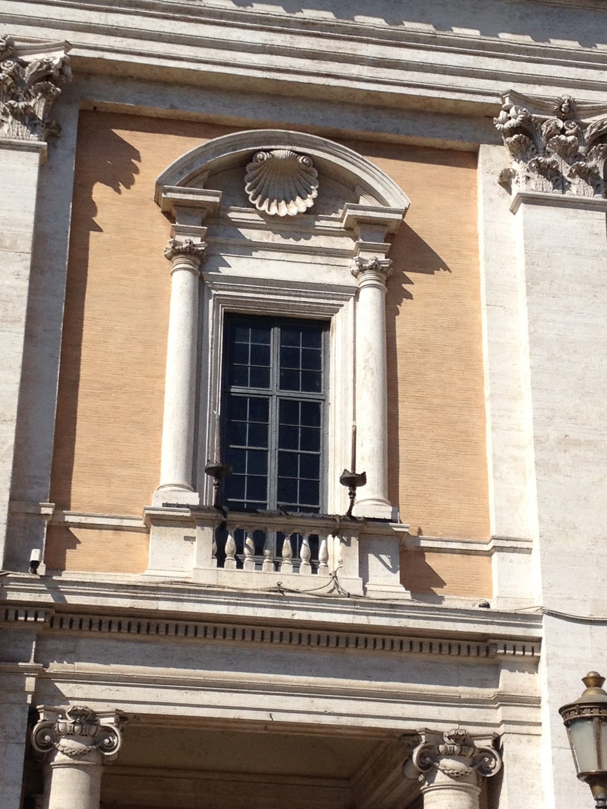 In bici per Roma: Le finestre più belle di Roma8