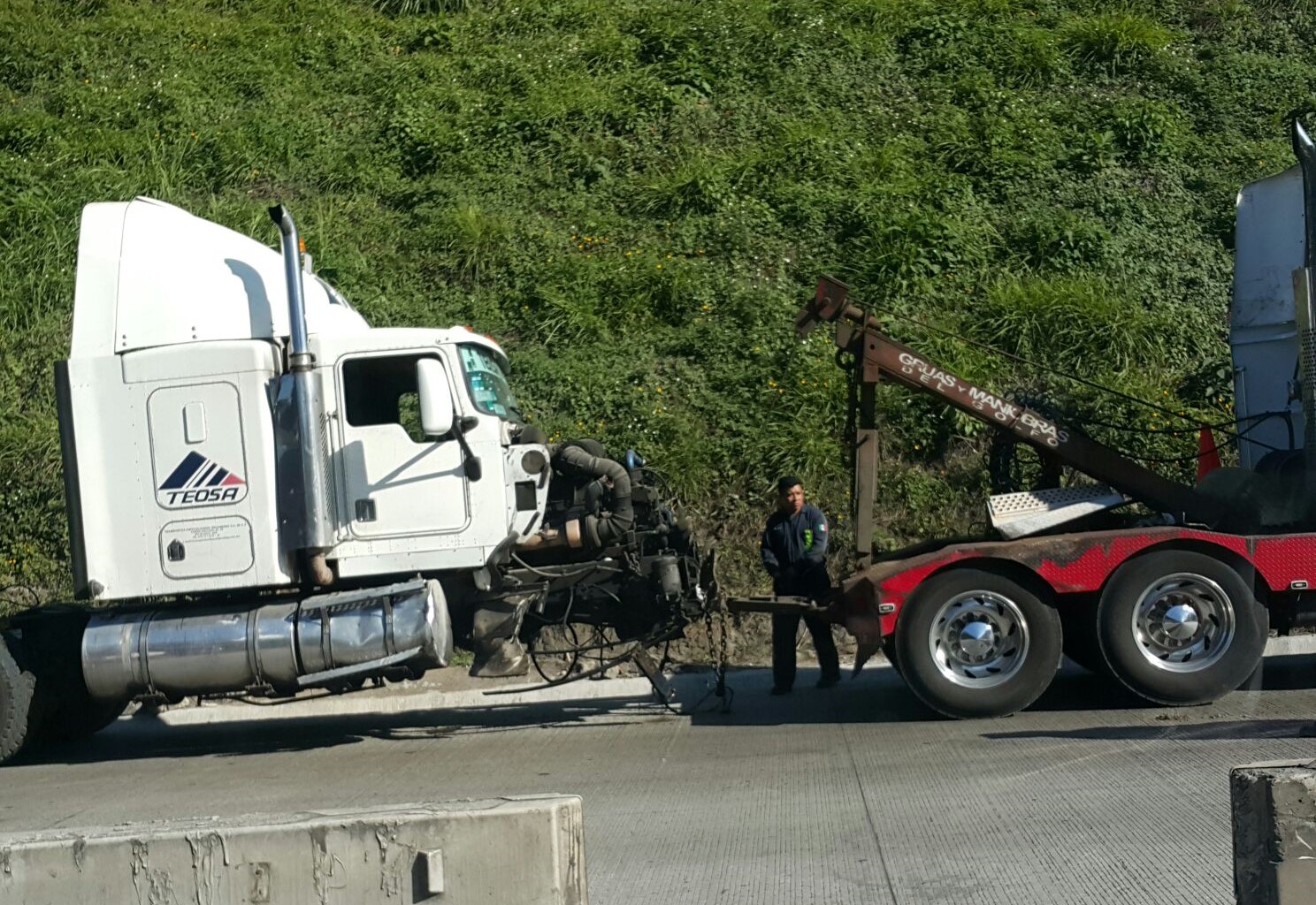 ECOS NOTICIAS: ACCIDENTE ENTRE DOS TRAILERS GENERA CAOS EN LA AUTOPISTA