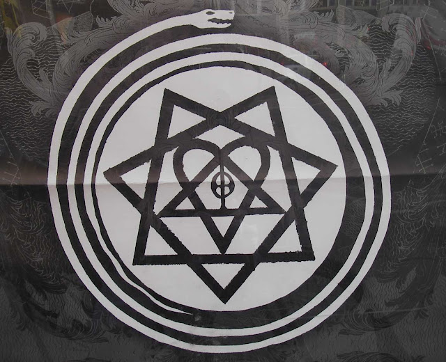 WALKABOUT: (3) HEXAGRAMM