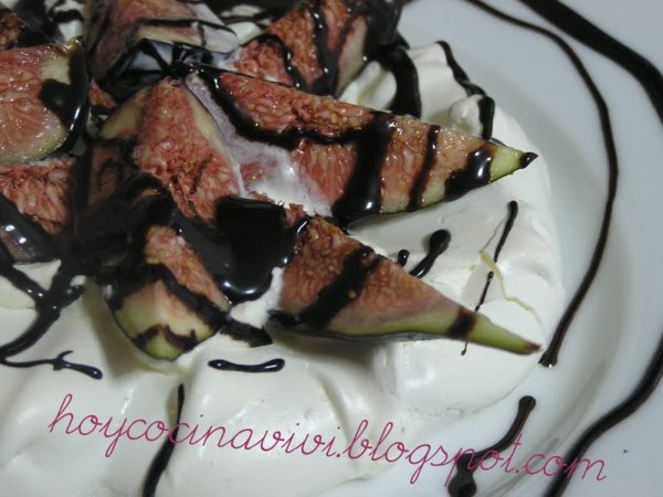 Hoy cocina Vivi: Pavlova rellena de brevas con hilos de chocolate ...