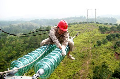 De Alta a Baja tensión: Partes de un poste eléctrico