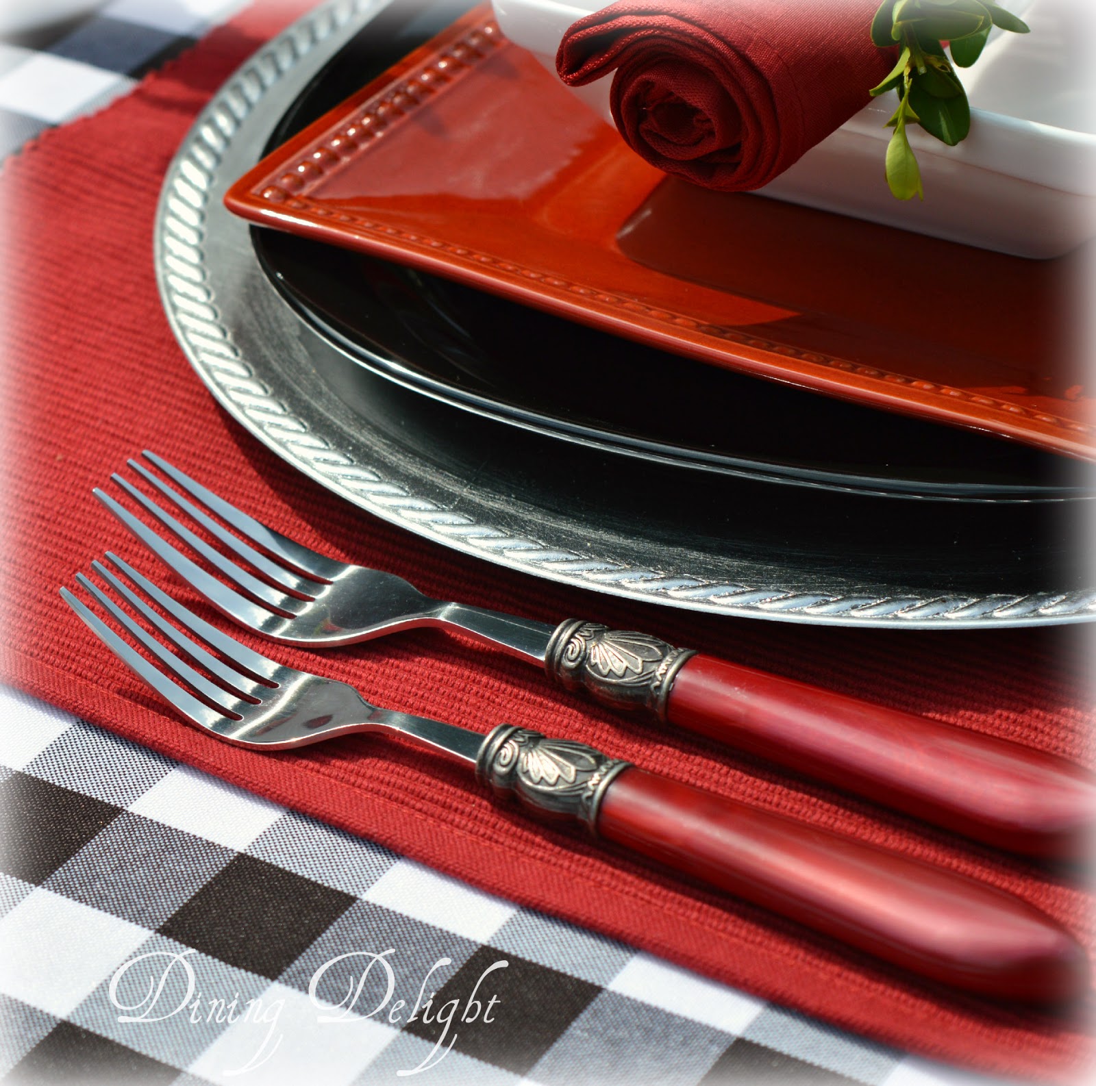 Dining Delight: Summer Tablescape in Red, Black & White