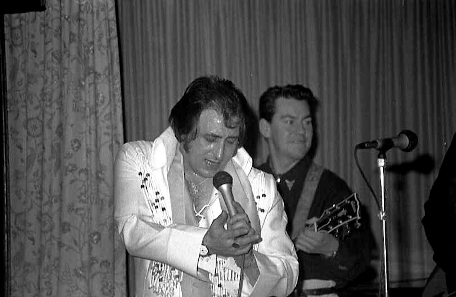 RETRO DUNDEE: UH HUH... IT'S ELVIS McPRESLEY