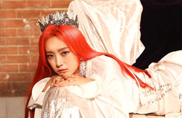 [DEBUT] NARI 나리 se presenta en solitario con FAVORITA - BA NA NA ...