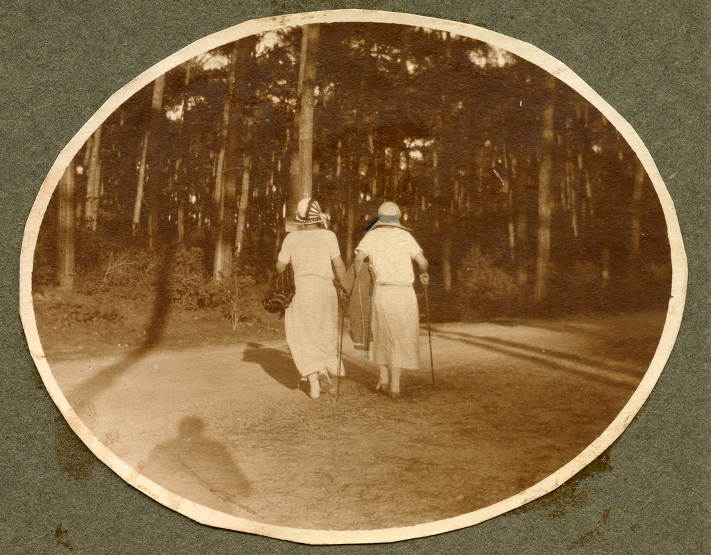 47 Interesting Found Snapshots of People Seen From Behind ~ Vintage ...