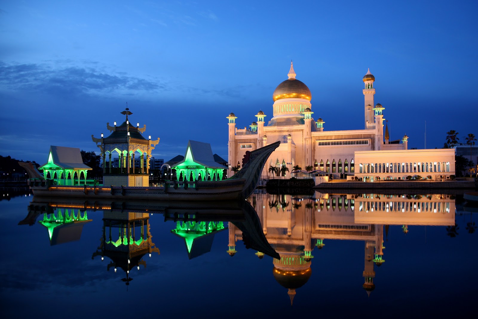 Welcome to the Islamic Holly Places: Sultan Omar Ali Saifuddin Mosque ...
