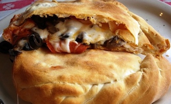 Schirato na Itália: Receita de Calzone de presunto, queijo e azeitonas