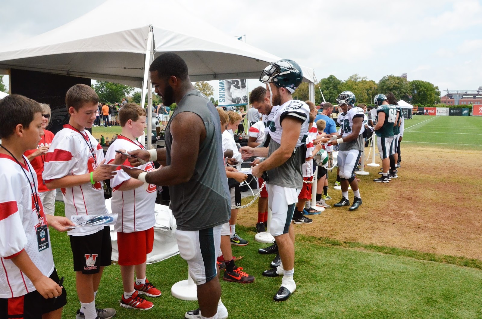 A Bulldog's Journey: Van Reed Midgets at Philadelphia Eagles Practice