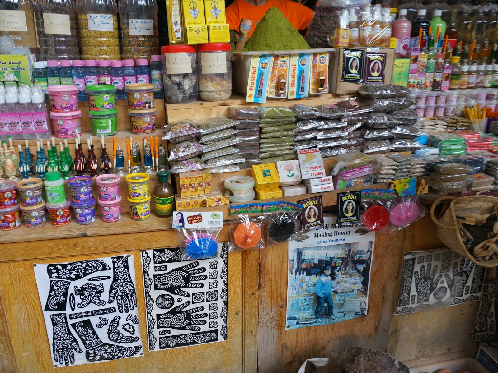 Eshkol HaKofer: BshHal [How much]? Shopping in the Henna Market of Fes
