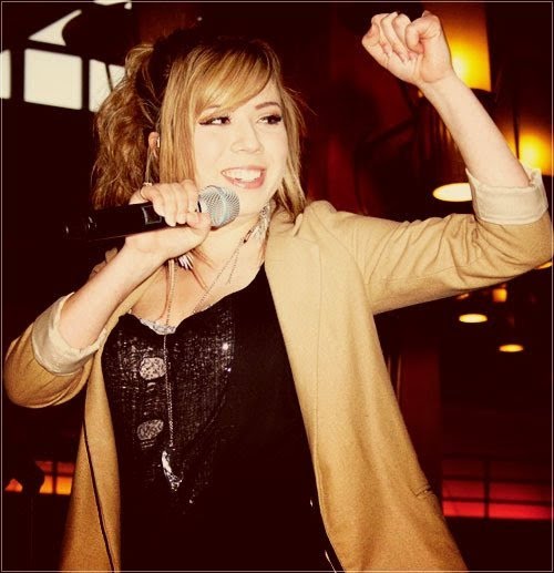 Jennette McCurdy Photos: Jennette cantando