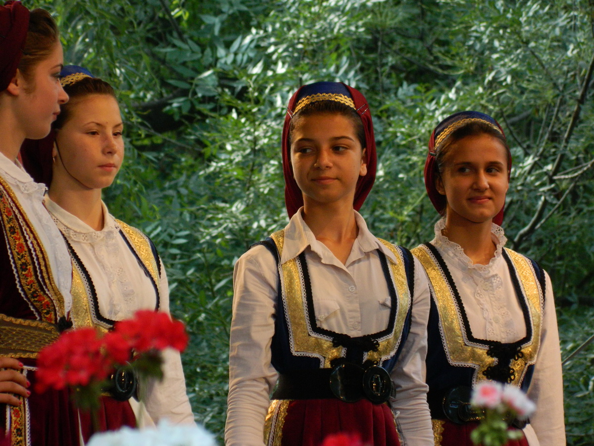 LA MULTI ANI, ROMANIA!: Port popular aromân