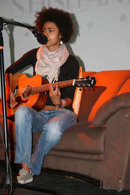 eyewitness: Shishani cantora, compositora a raiz namibiana