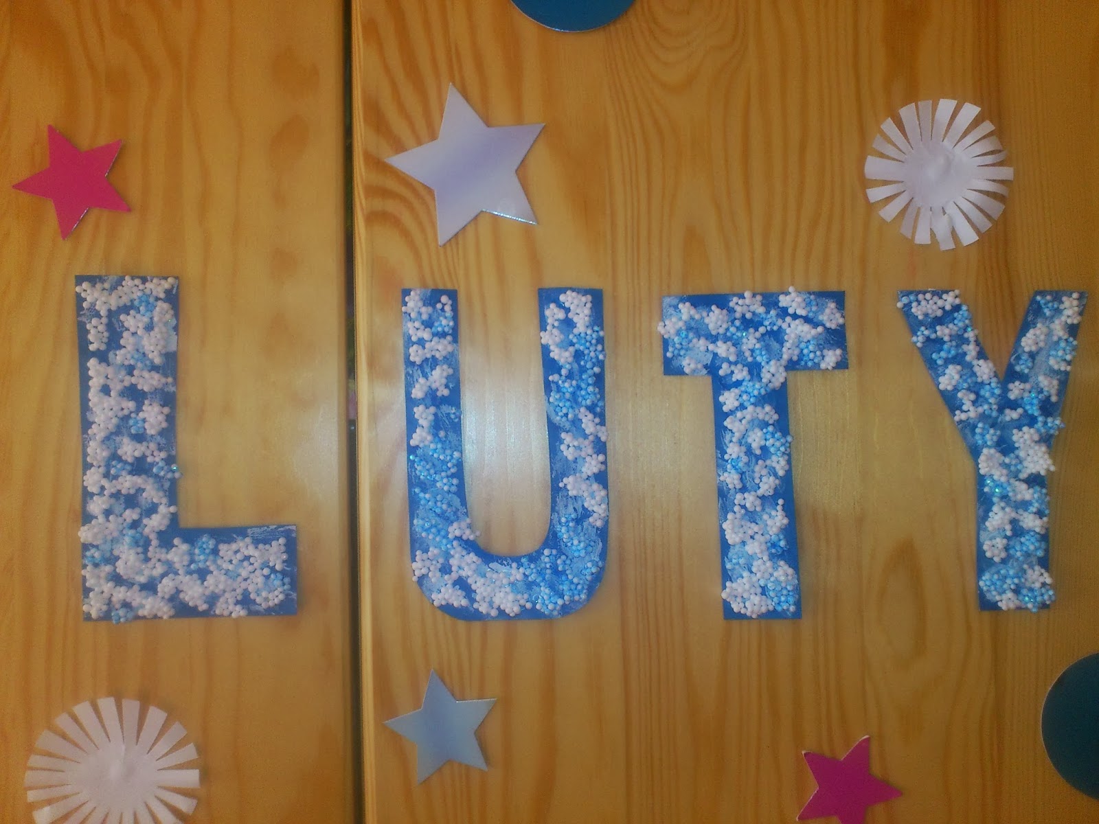 Ola i Benek malują , gotują , zwiedzają :): Ola maluje- śnieżny napis