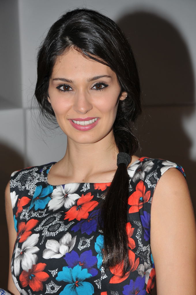 Arab Brazilian Model Bruna Abdullah Biography and Latest Photos