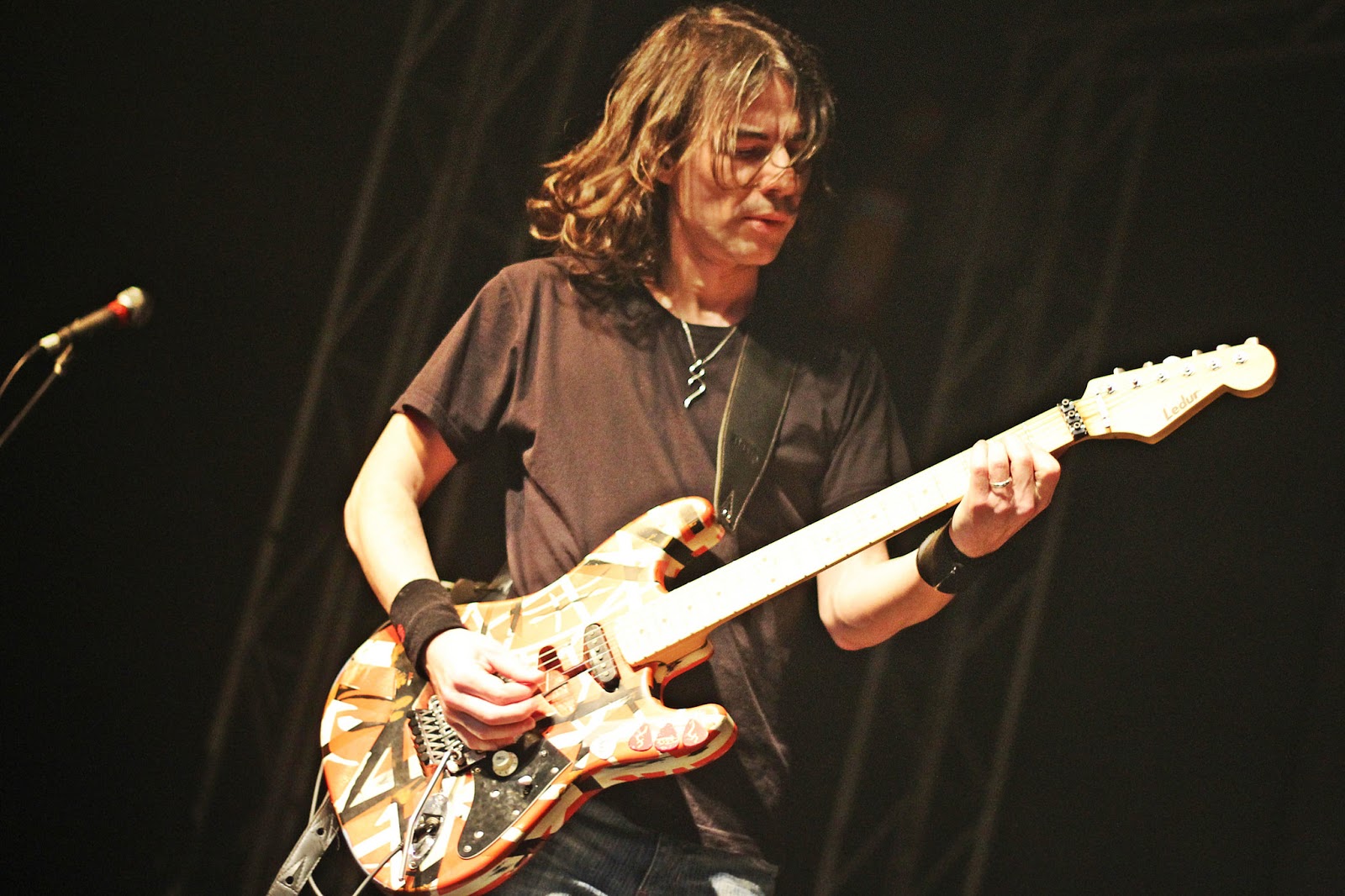 .: Frank Solari: tributo a Van Halen no Opinião em POA