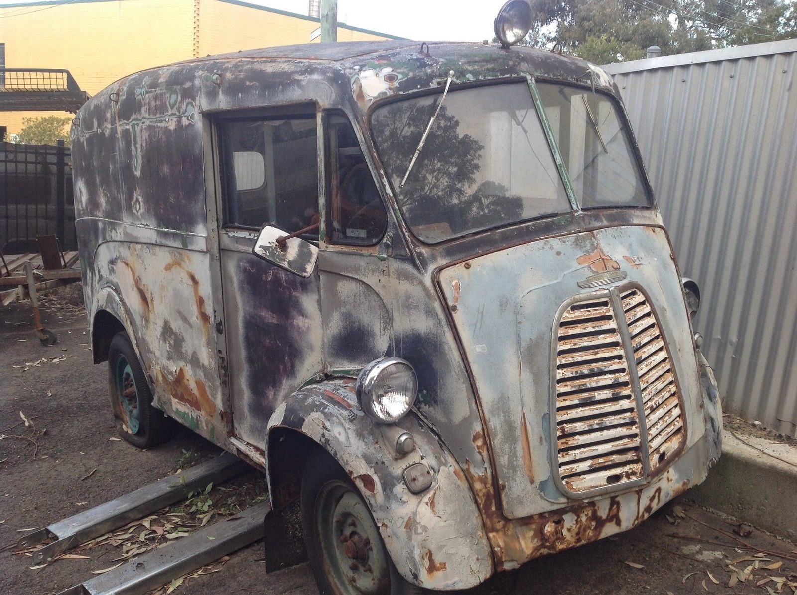 -=-Morris J Type Vans-=- : Another Australian van has come on the market.