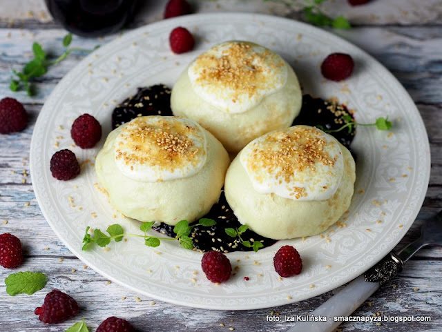 Domowe parowańce z sosem owocowym | Smaczna Pyza