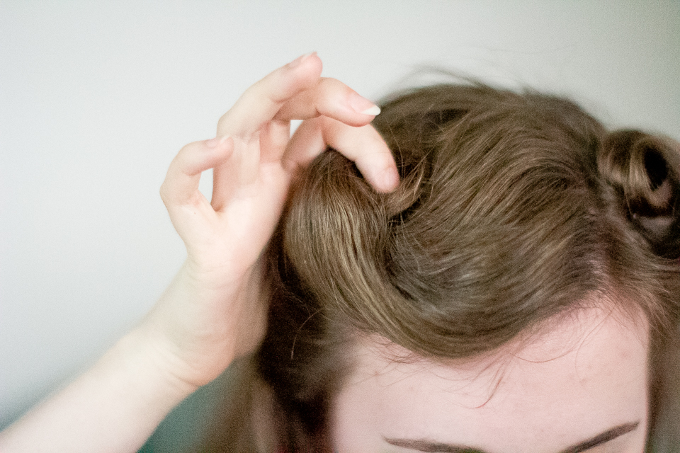 Mode de Lis: Tutorial · Rolled Vintage Updo