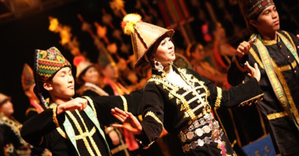 PERSEMBAHA TARIAN TRADISIONAL DI SABAH