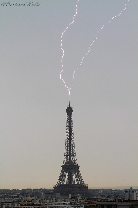 esplaobs: AN AMAZING LIGHTNING ON THE EIFFEL TOWER Taken by bertrand ...