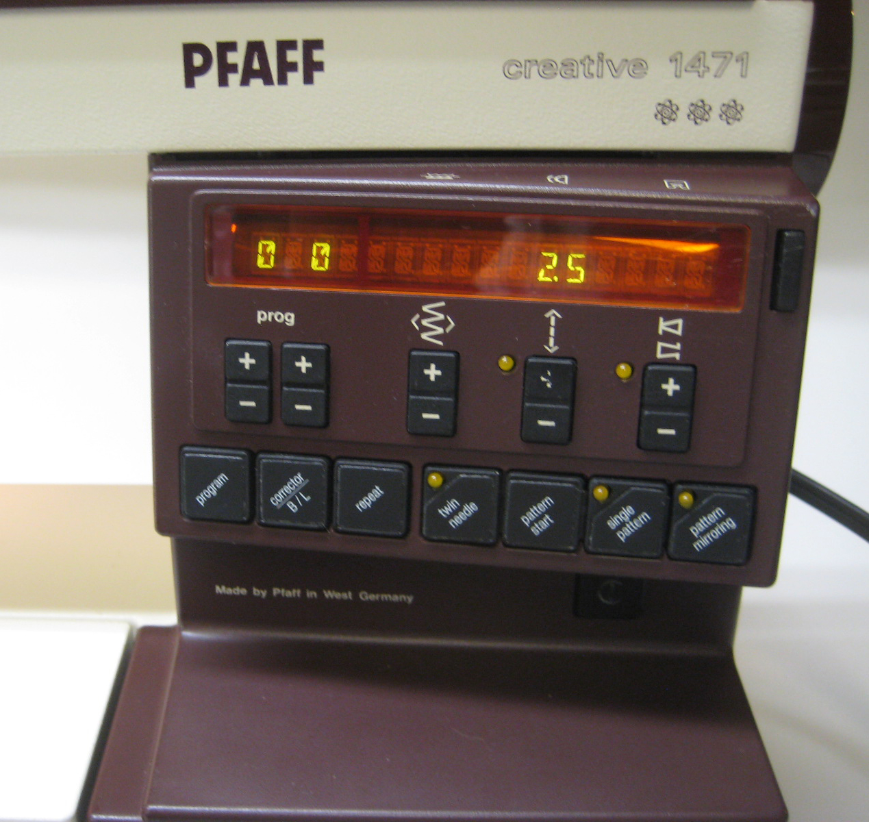 MI Vintage Sewing Machines: Pfaff 1471 Creative (1983)