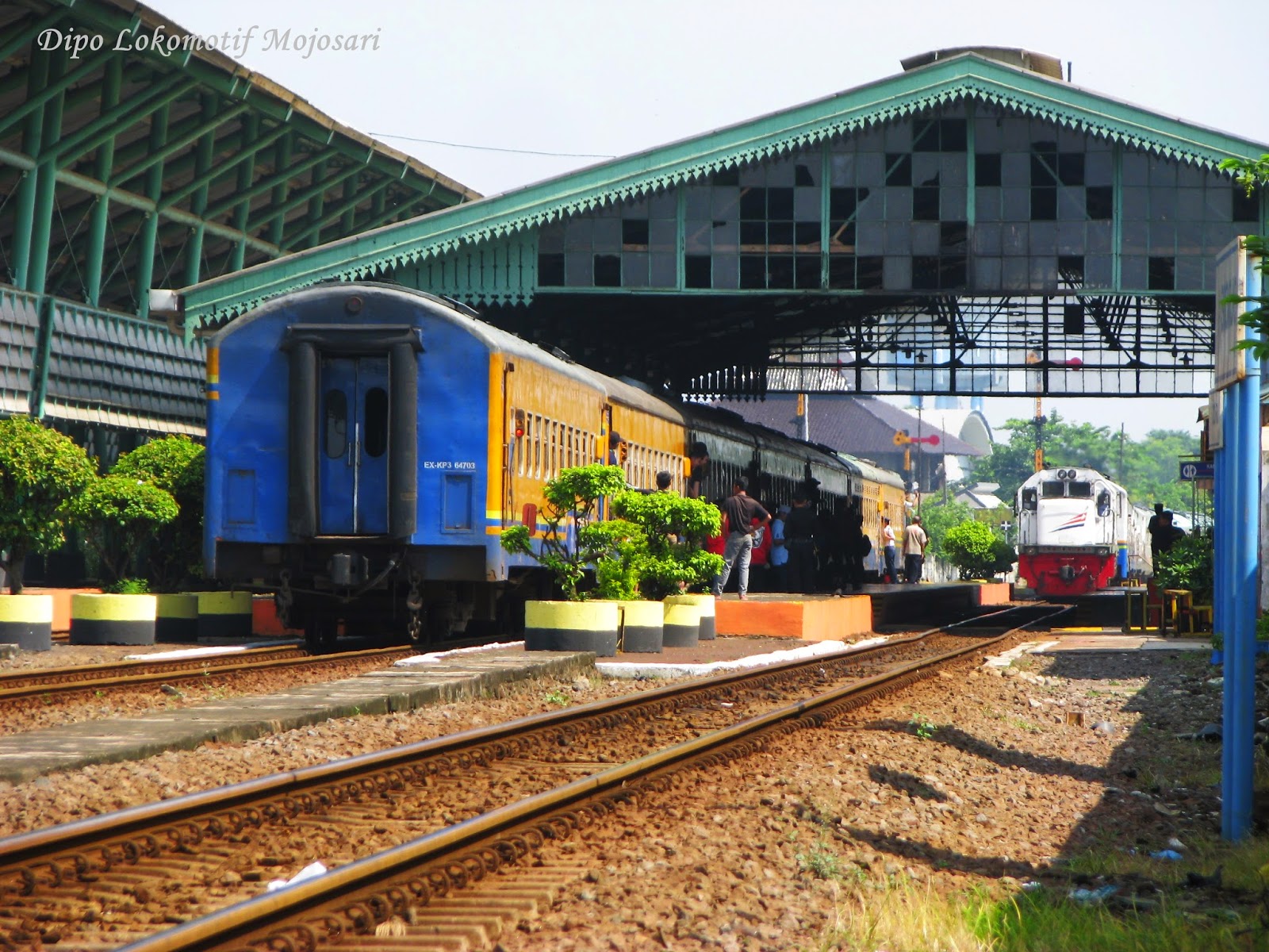 Kereta Api Indonesia: Rangkaian KA Mutiara Timur Memasuki Stasiun Sidoarjo