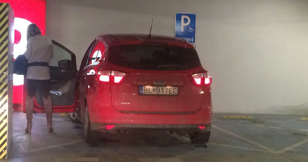 Parkujem Ako Debil™: Invalidka na nohách