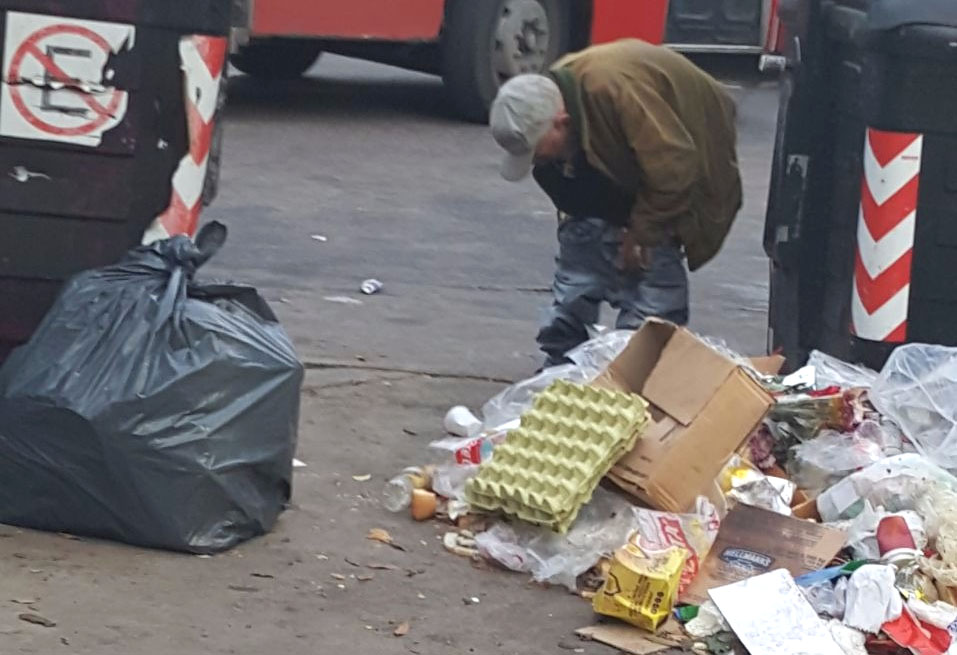 La Defensa: Defecando en plena Plaza Belgrano