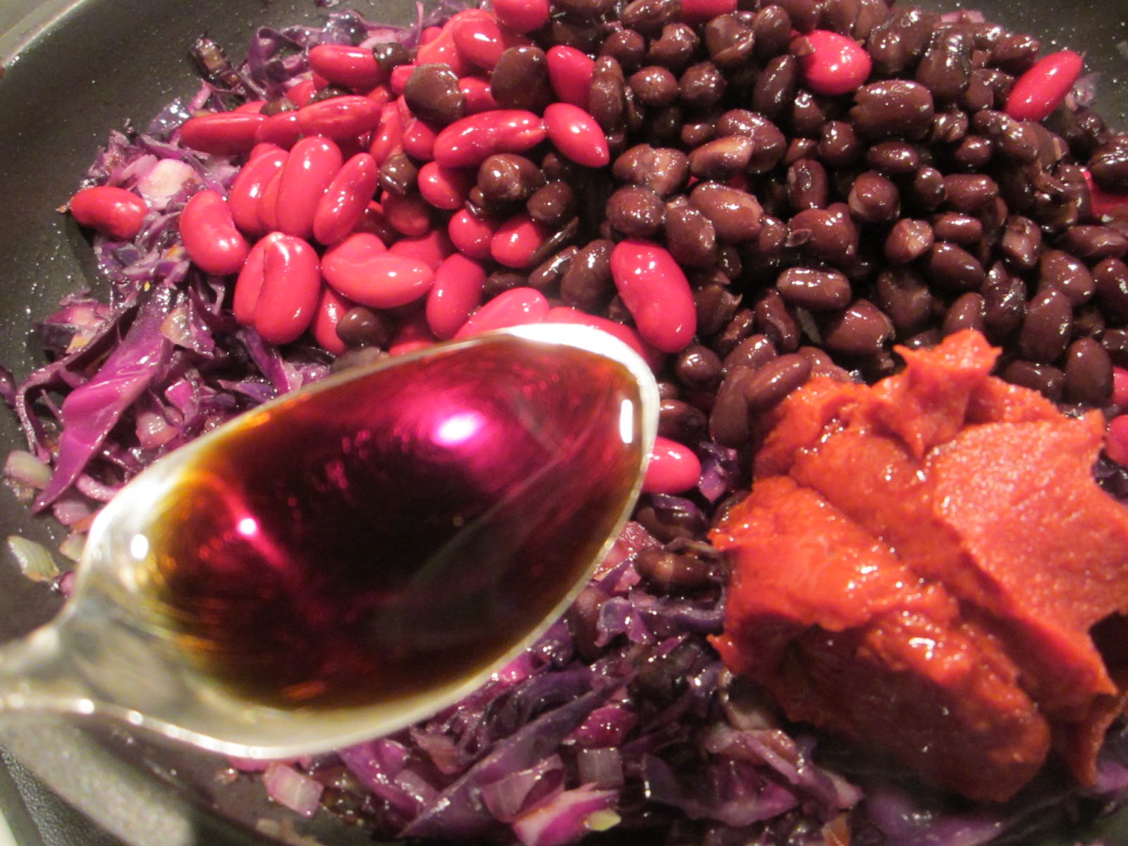Effortnesslessly: Red Cabbage with Beans and Tomato Paste