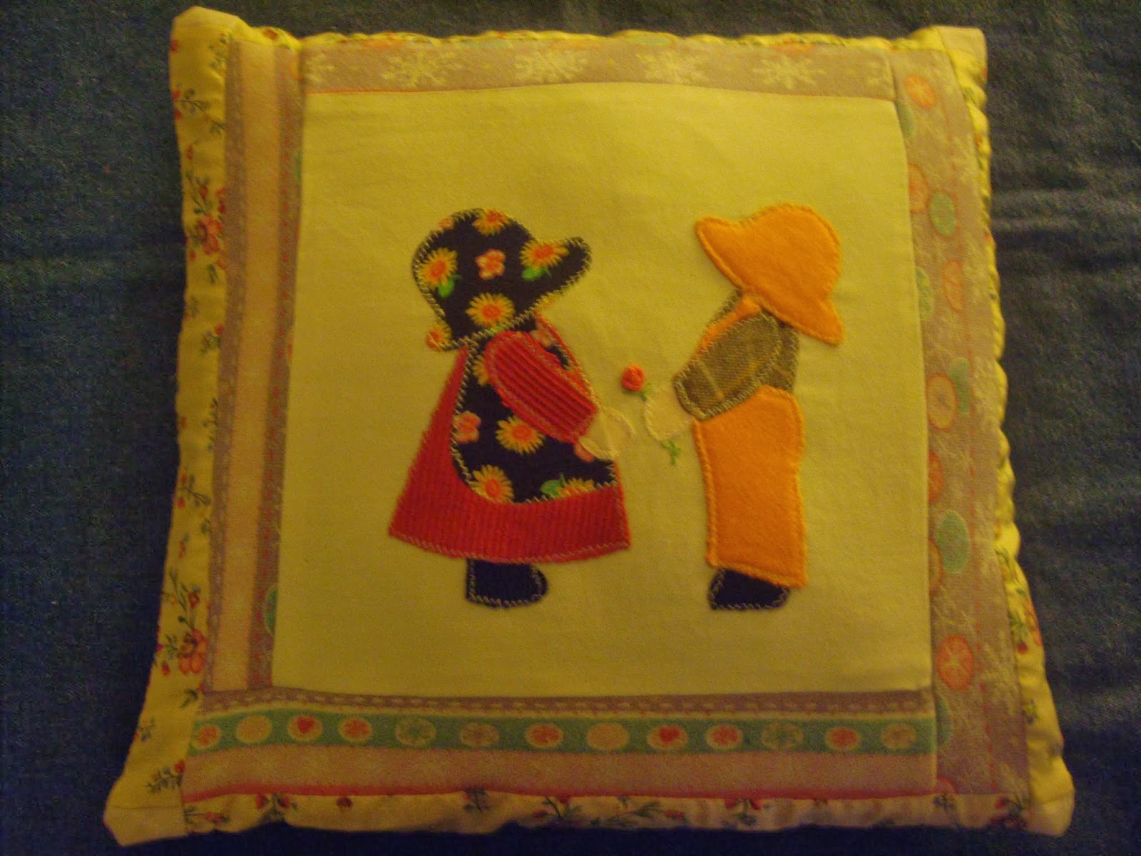 CREACIONES GRISLUA: ALMOHADON CON LA TECNICA DE PATCHWORK Y APLIQUES