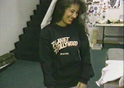 Selena World FanSite : Selena in her bus and home