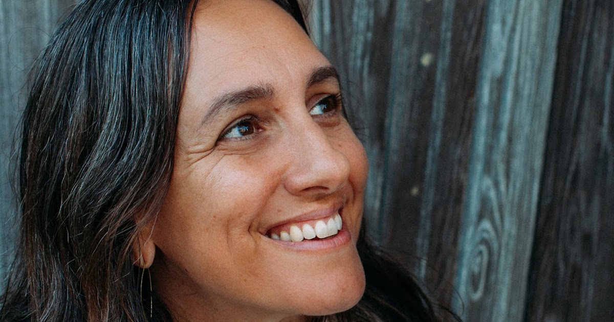 Chick Lit Central: The Elegant Elizabeth Bartasius...plus a book giveaway