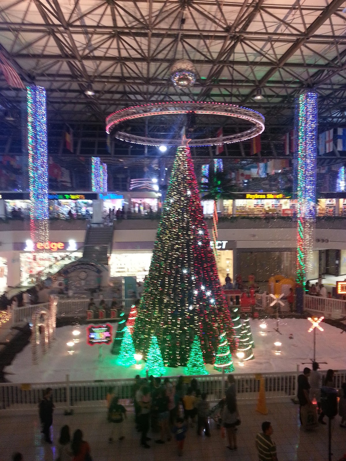 Art & Marie go to Micronesia & Guam: Christmas at the mall.....