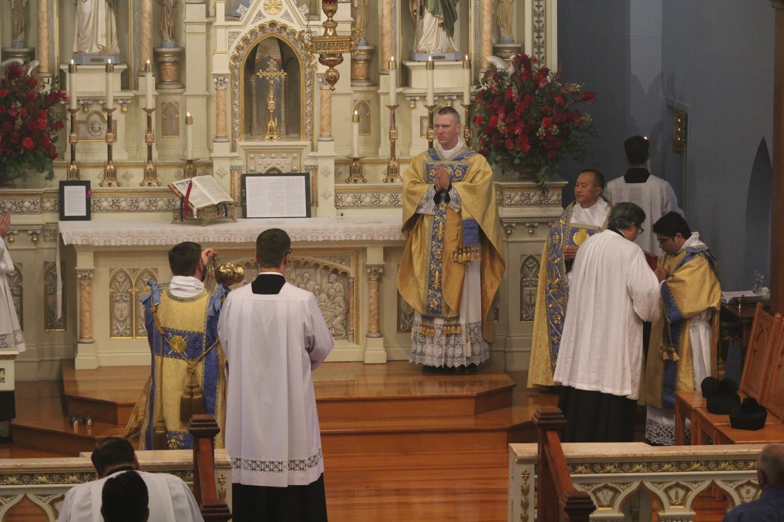 New Liturgical Movement: Photos of a New Priest’s First Mass