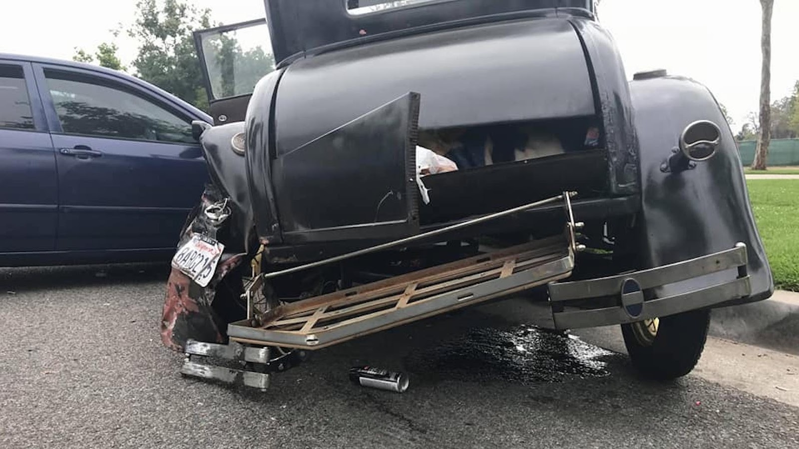 憑什麼！！！Toyota Corolla駕駛分心擊墜路旁的1931 Ford Model A還想逃！ | SanjiNoir 黑侍樂讀