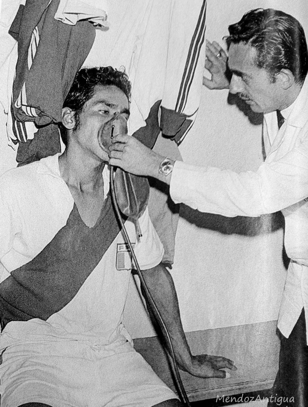 Junio de 1970. Nicolás Fuentes de Perú, precisa oxígeno en el estadio ...