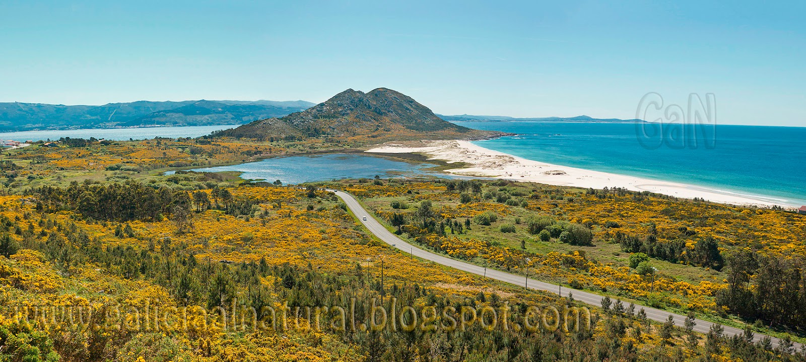 Playa de Area Maior y Monte Louro.