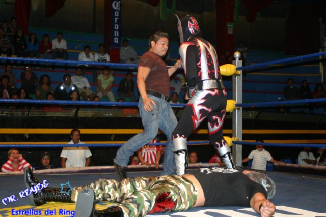 ESTRELLAS DEL RING.: Comando Negro sigue reinando gracias al Pollo Asesino.