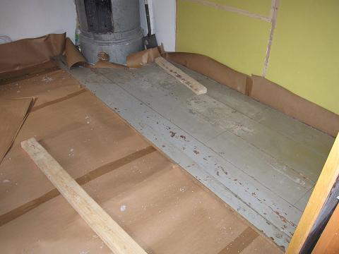 Uusi lattia muovimaton päälle