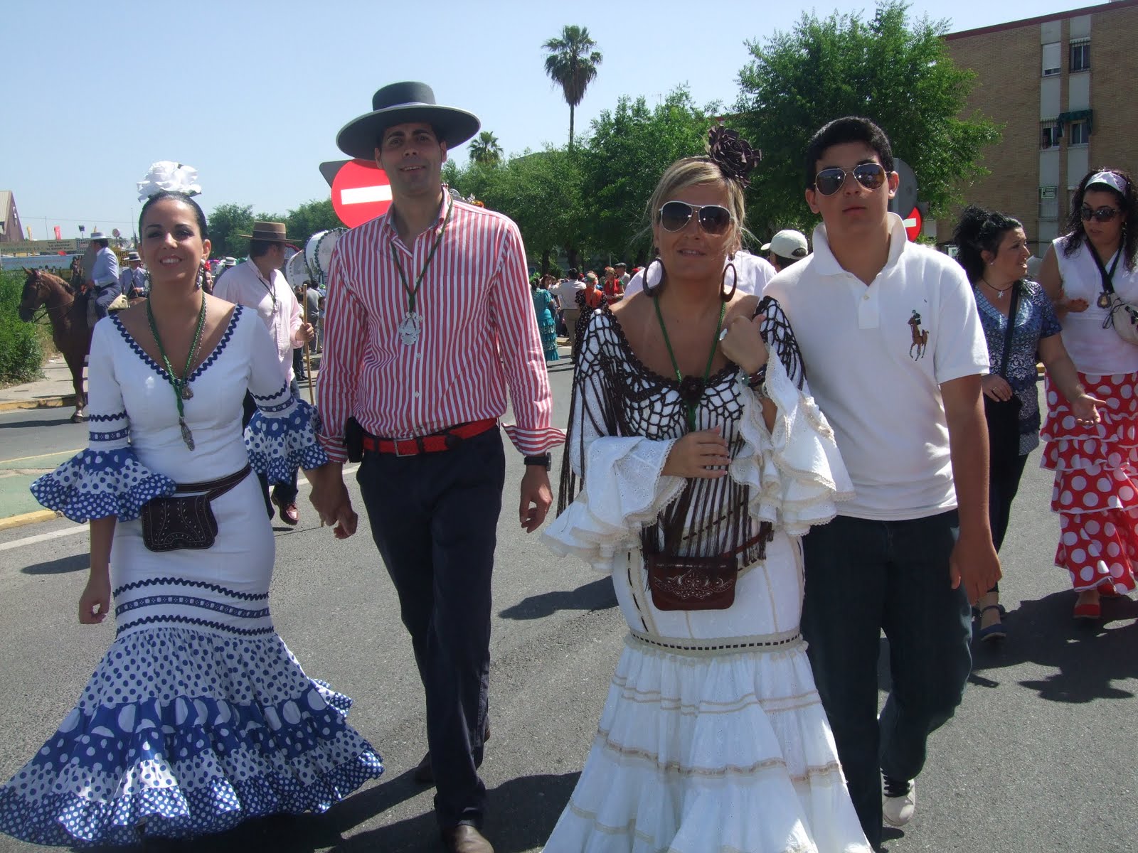 FAMILIA PEREGRINA ROCIERA: TRAJES ROCIERO 2010