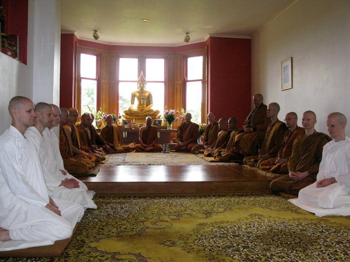 Roda Pengetahuan: Pict : Mengintip umat buddhist di London (Chithurst ...