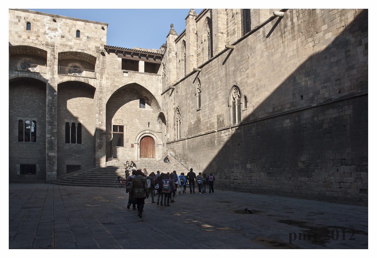 a intervalos: La plaza del Rey en Barcelona