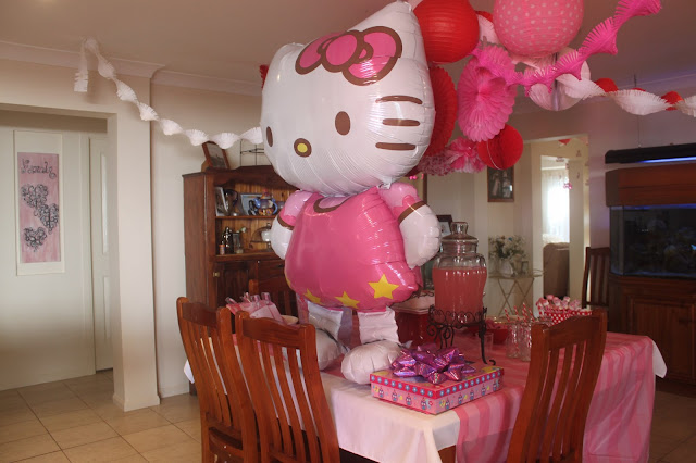 One Mummy's Musings: Isabella's Hello Kitty 7th Birthday Party