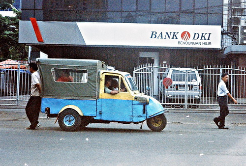 Gambar Transportasi : Kendaraan Roda Tiga Bemo