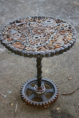 .: SENI ARCA DARI SISA LOGAM BERAT