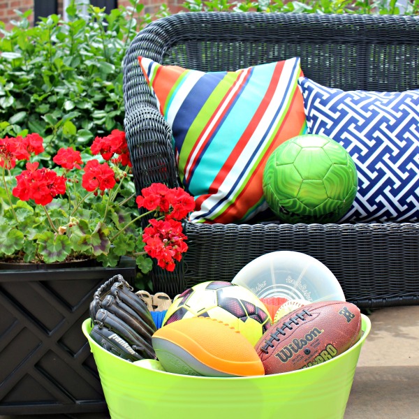 CREATING AN OUTDOOR MOBILE SUMMER HANG OUT PLAY AREA | Dimples and Tangles